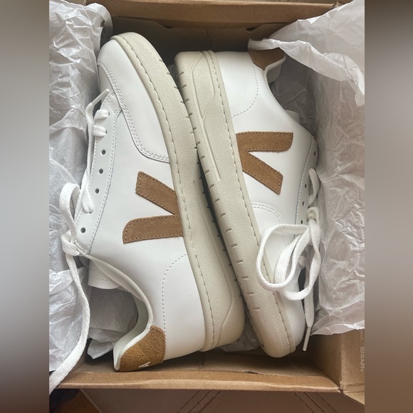Veja | Shoes | Brandnew Veja V2 Mixed Leather Low Top Sneakers In ...